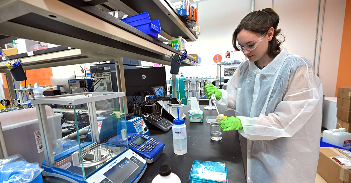 Internship offers experience running biotech lab - Wheaton College ...