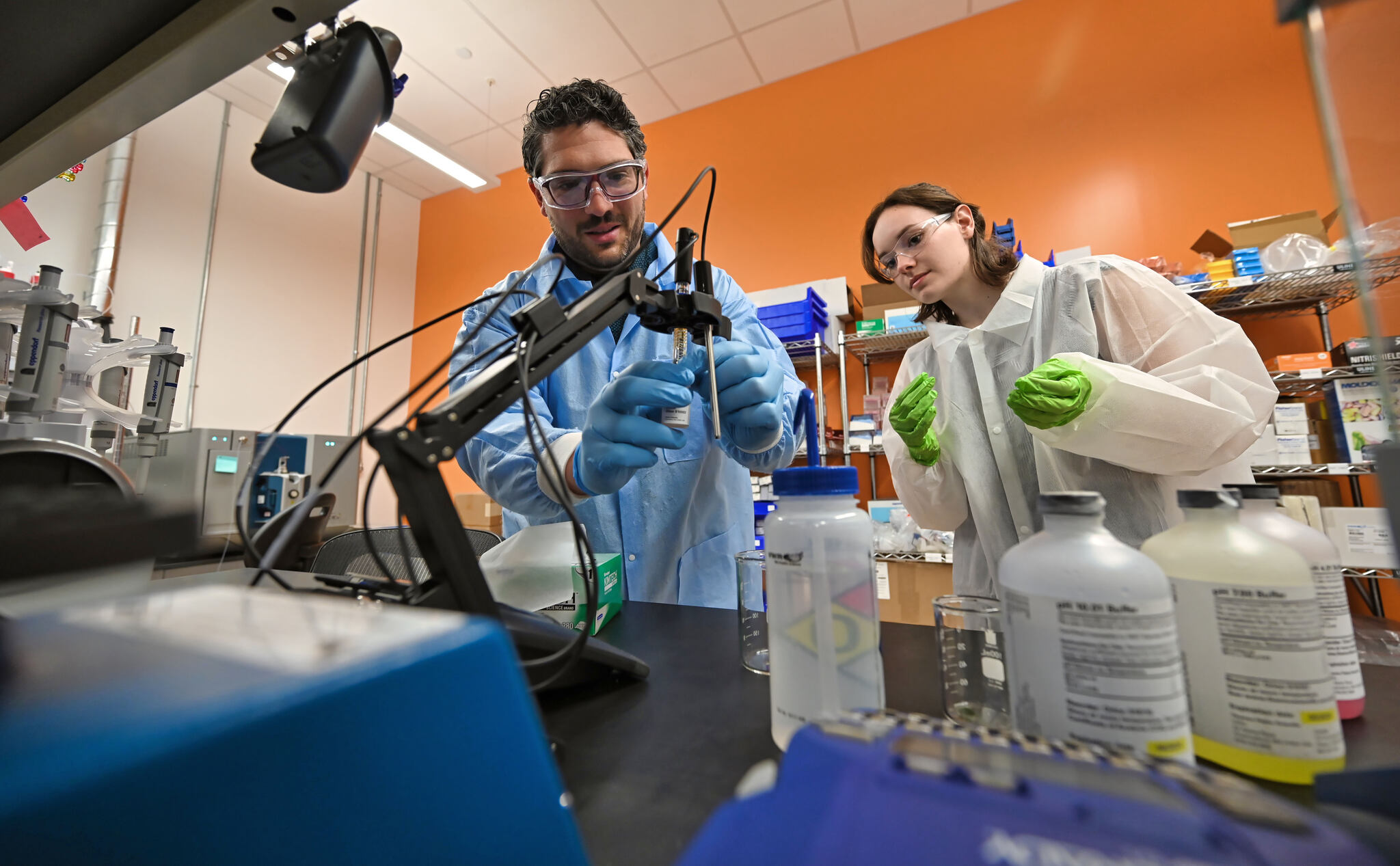 Internship offers experience running biotech lab - Wheaton College ...